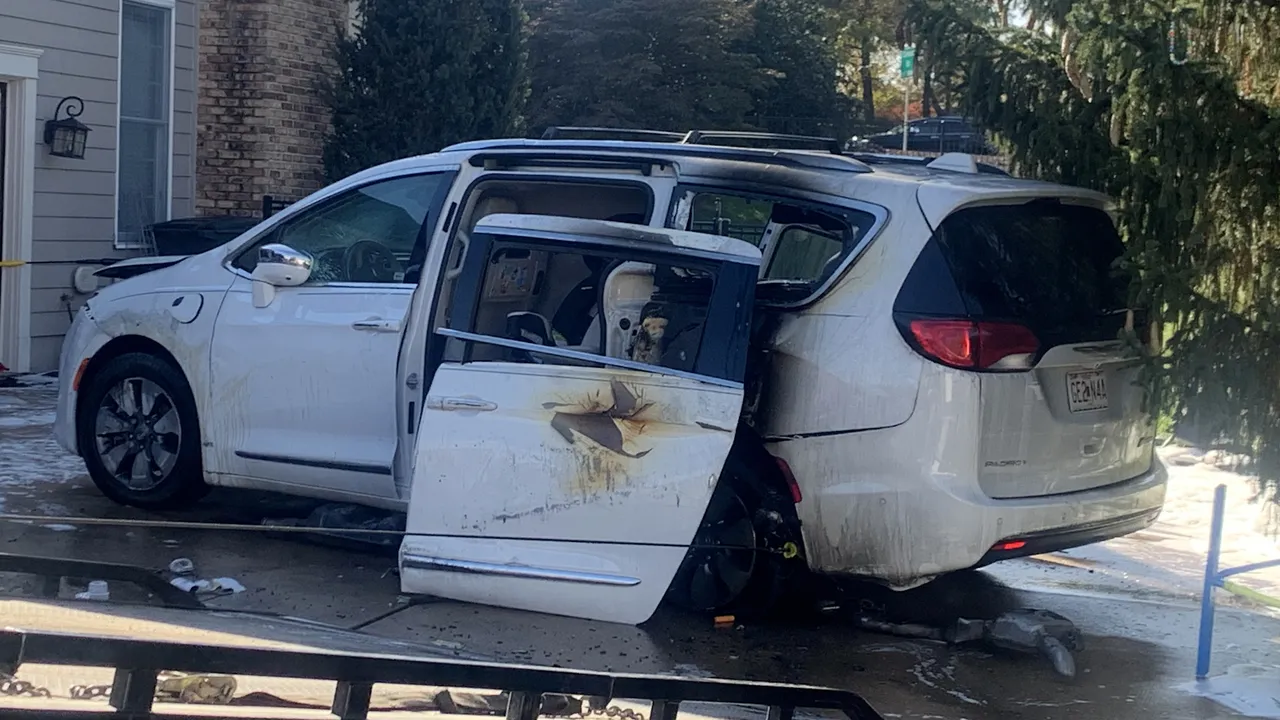 Stellantis Recalls 24,000 Chrysler Pacifica Hybrid Minivans Due to Fire ...